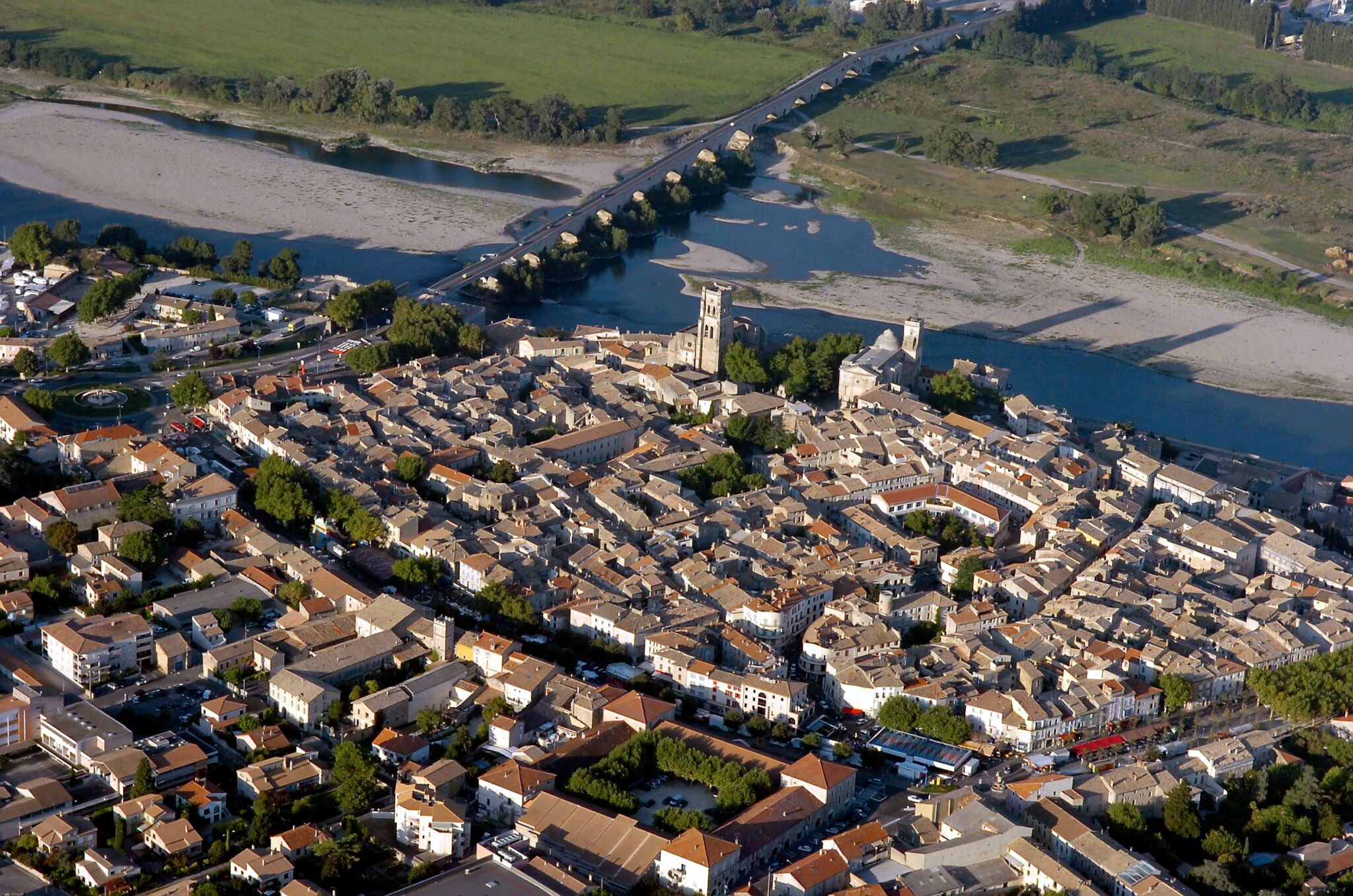 The historic city of Pont-Saint-Esprit - Provence Occitane